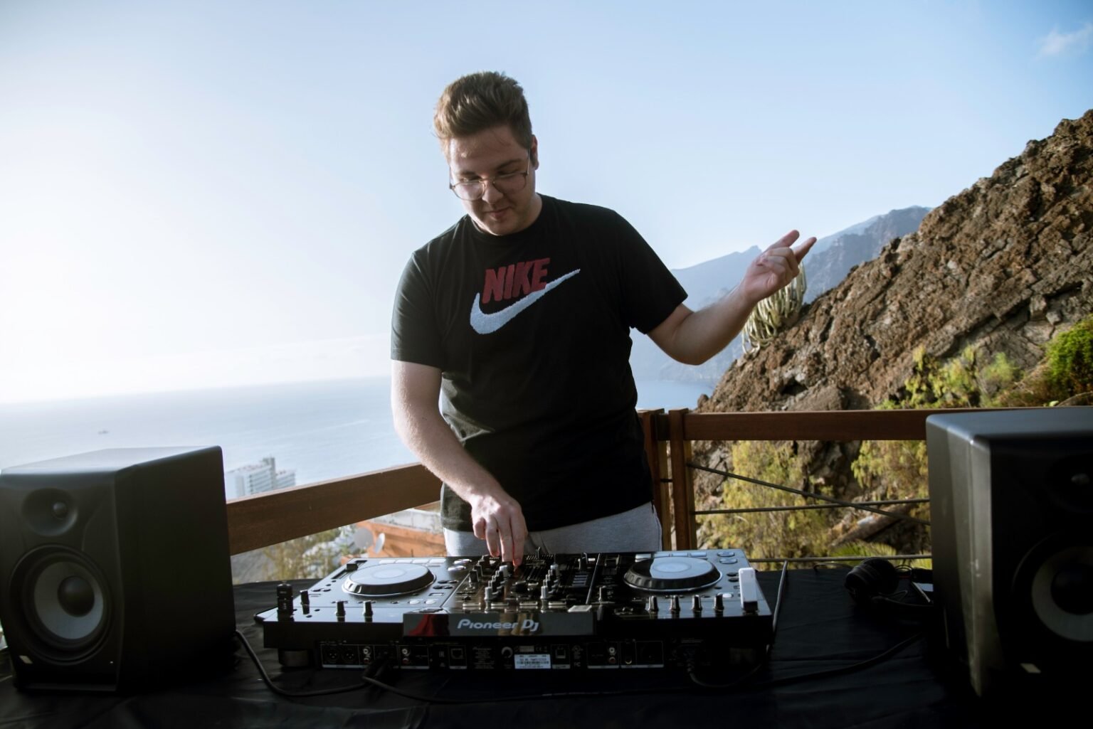 Castion lanza su nuevo sencillo "Never Give Up" en HEXAGON - Majo ...