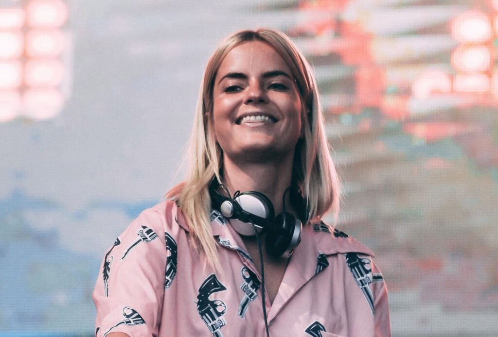 LOVRA presenta su nueva colaboración titulada "Mess U Up" - Majo Montemayor