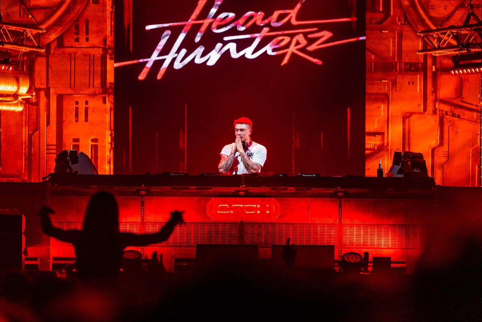 Headhunterz finalmente lanzó “Live Forever”, un track muy personal y el ...
